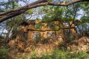 Made of Mud & Bamboocrete: 100% Recyclable house Beats the Heat!