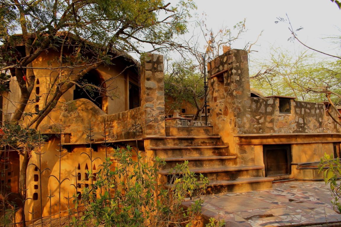 Made of Mud & Bamboocrete: 100% Recyclable house Beats the Heat!