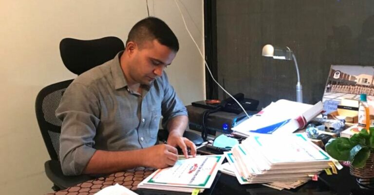 IPS Officer Takes Free Online Weekend Classes for UPSC Aspirants