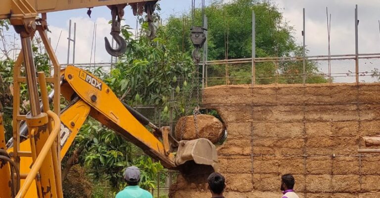 With Walls Made of Debris, Stunning Home Reduces Carbon Footprint