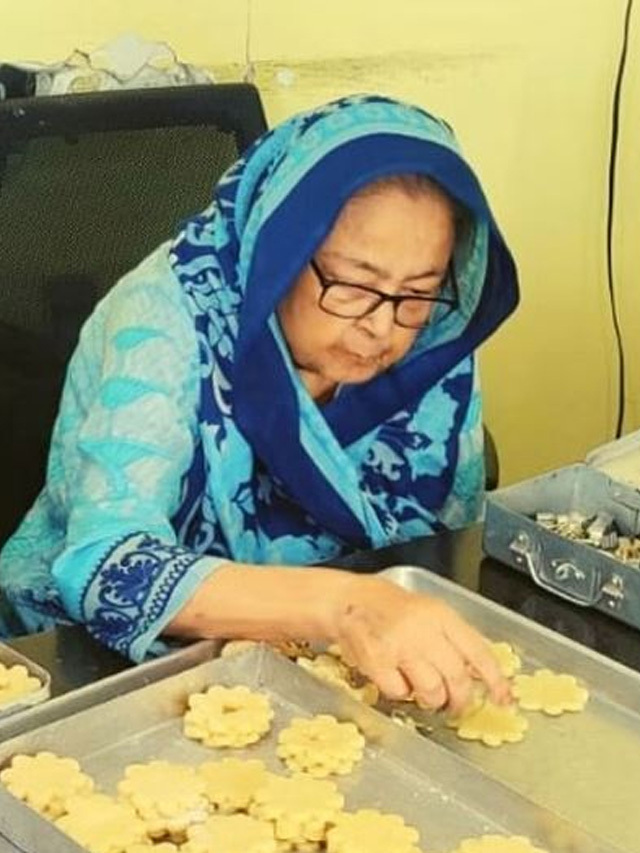 Mom & Daughter-in-Law Take Hyderabad’s Iconic ‘Badaam ki Jaali’ to the ...