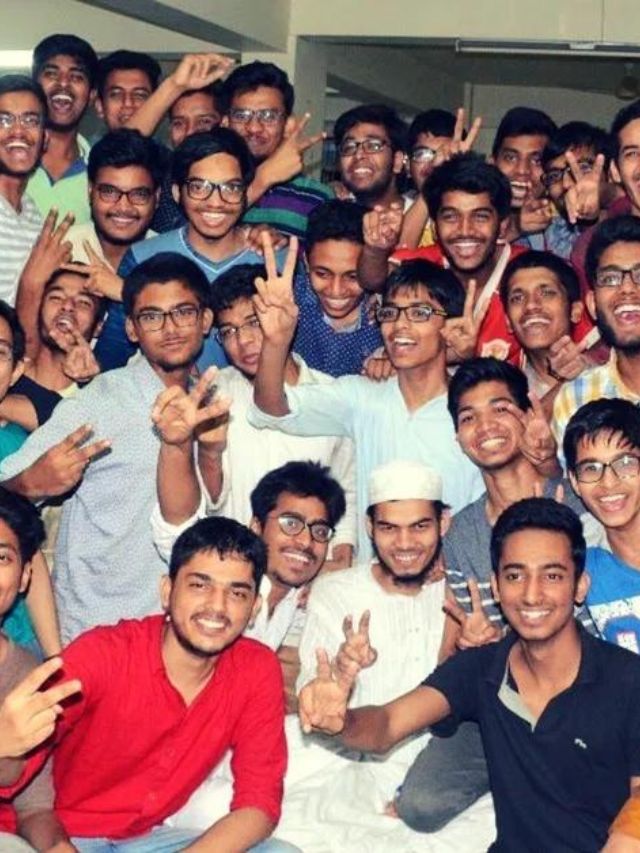 Meet 5 Teachers Giving Free NEET, JEE Coaching to Students